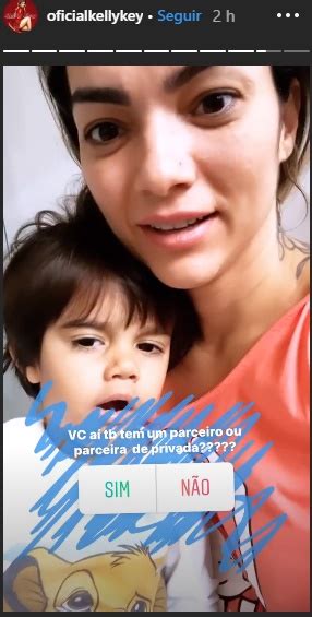 Kelly Key Surge Completamente Nua Em Banheiro Segurando Filho No Colo E