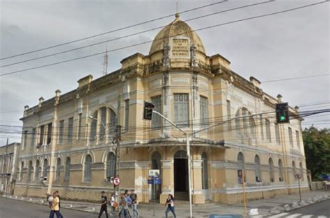 Teto da Academia de Comércio Epitácio Pessoa desaba no centro de João