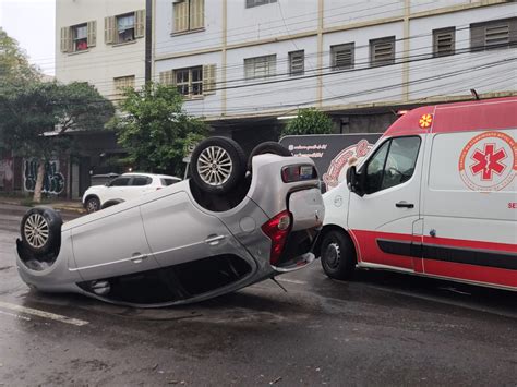Colisão entre dois veículos gera capotamento em Caxias do Sul