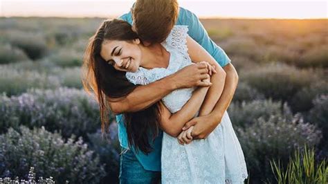 Soñar con un hombre que te abraza por la espalda Iluminación Digital