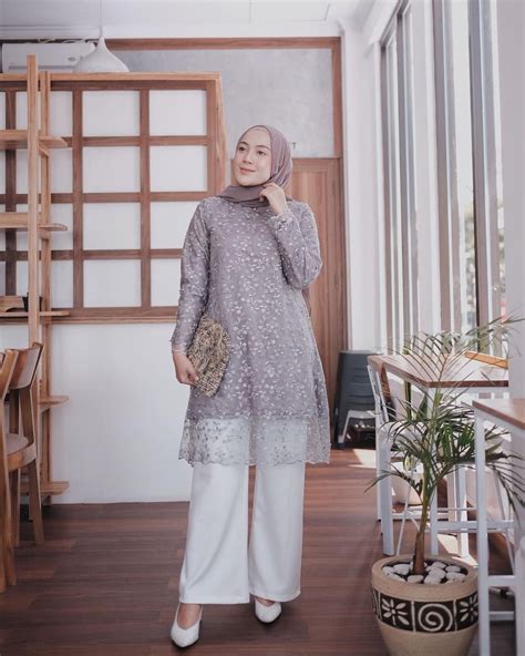 15 Tunik Brokat Bawahan Celana Yang Simpel Tapi Stylish
