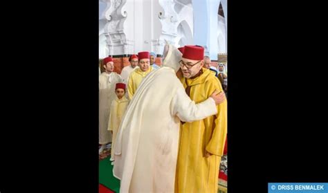 SM le Roi Amir Al Mouminine accomplit la prière de lAïd Al Fitr et