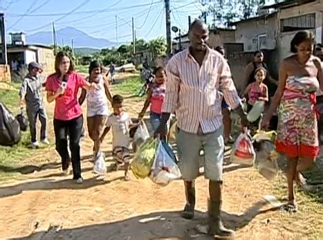 Moradores da Vila Jolá em Belford Roxo reclamam da falta de coleta de
