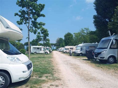 Area sosta camper Pit Stop La Spiaggia a Desenzano del Garda in Via Vò