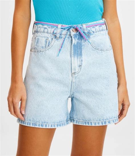 Short Mom Jeans Cintura Alta Cordão na Cintura e Barra Dobrada Azul