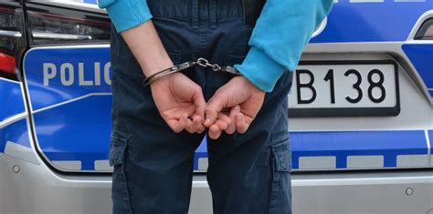 Jeden z poszukiwanych schował się pod łóżko Policjanci zatrzymali w