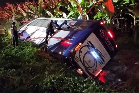 Volcamiento de un bus deja cinco fallecidos y más de 20 heridos El