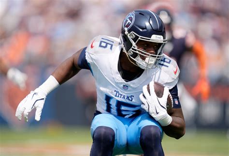Deadspin El Receptor Abierto De Los Titans Treylon Burks Rodilla