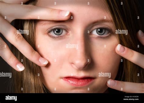 Hübsches Kaukasischen Teen Mädchen 14 16 Closeup Mit Fingern Auf Gesicht Stockfotografie Alamy