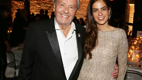 VIDÉO Alain Delon sa fille Anouchka coupe court aux rumeurs Cest