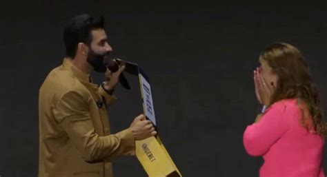 VÍDEO Gusttavo Lima dá carro 0km a fã durante show no São João de