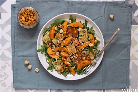 Ensalada de queso halloumi y melocotón a la plancha con rúcula y