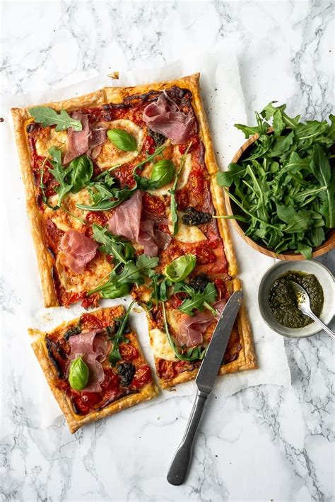 Italiaanse Plaattaart Met Pesto En Buffel Mozzarella Mind Your Feed