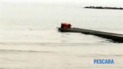 Scandalo A Pescara Amplesso Sulla Spiaggia Scena Hot Ripresa Con Il