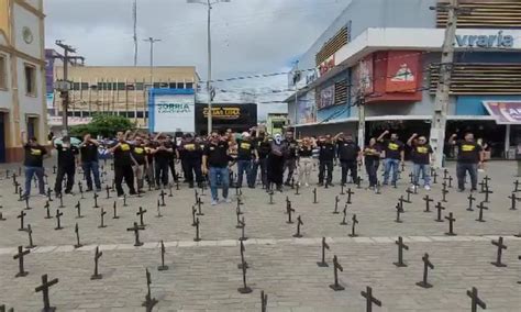 Cruzes são colocadas no Marco Zero de Caruaru em protesto contra
