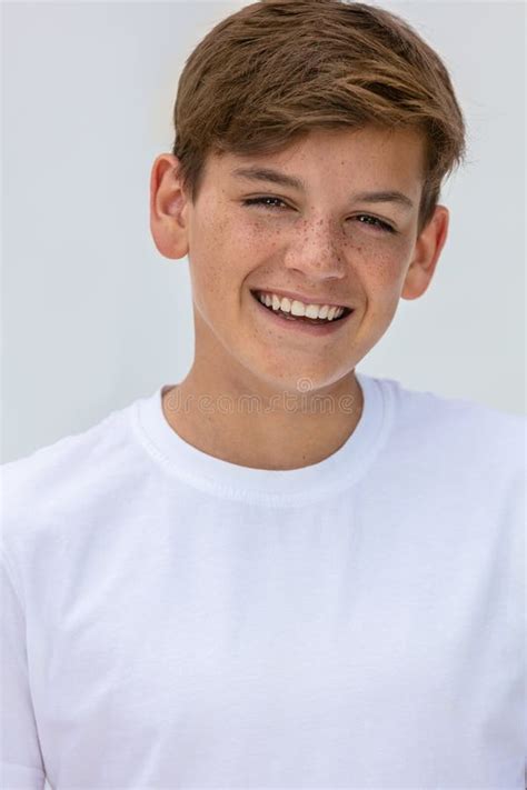 Adolescente Adolescente Adolescente Niño Hombre Sonriendo Feliz Y