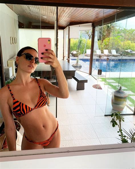 Isis Valverde posa de biquíni em frente ao espelho Quem QUEM News