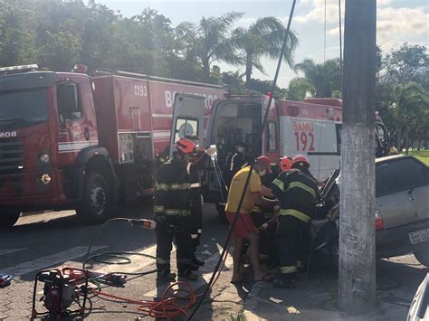 Carro Bate Em Poste E Cinco Pessoas Ficam Feridas Em Caraguatatuba SP