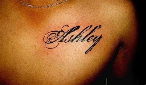 Tatuajes de nombres en el pecho Décoration De Maison