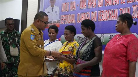 Michael Gomar Serahkan 700 Tabungan Ke Pelaku UMKM Mappi Papua60Detik