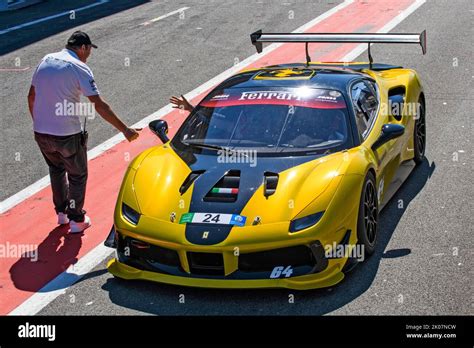 Voiture De Course La Voiture De Sport Ferrari 488 Challenge Obtient L