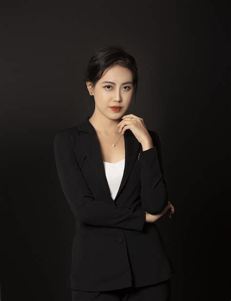 Cách tạo dáng chụp ảnh doanh nhân