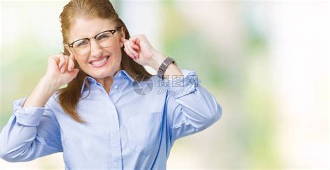 美丽的中年成熟女商人戴着眼镜高清图片下载 正版图片505983914 摄图网