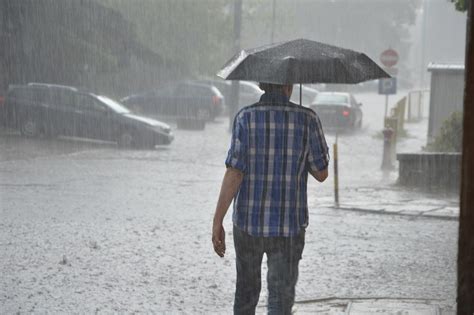 Burza w Łodzi Ostrzeżenie przed ulewnym deszczem i silnym wiatrem