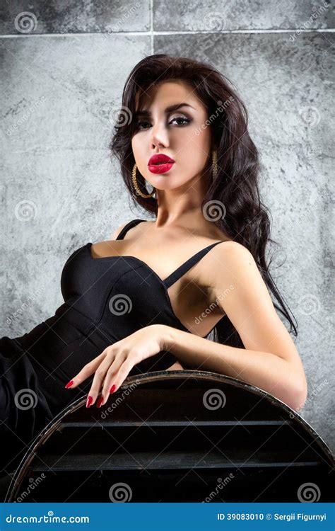 Portrait De Femme Sexy Sur Un Fond Métallique Foncé Photo stock Image