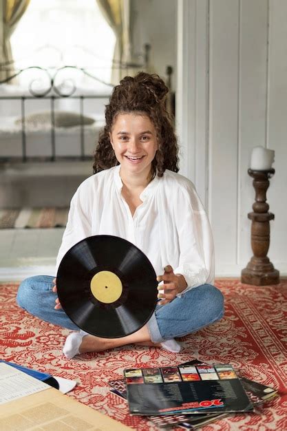 Smiley Femme Tenant Un Disque Vinyle Vue De Face Photo Gratuite