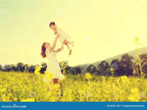 La Famille Heureuse La Mère Et Le Petit Jeu D enfant De Fille Et Ont L