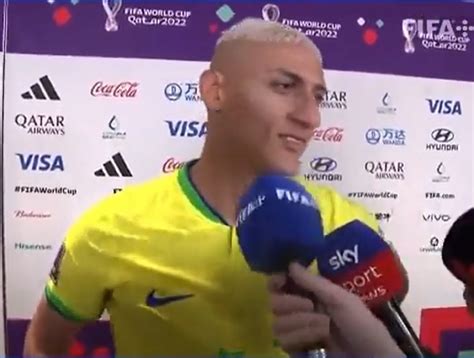 VÍDEO Repórter pede ao vivo a Richarlison pombo para mostrar a