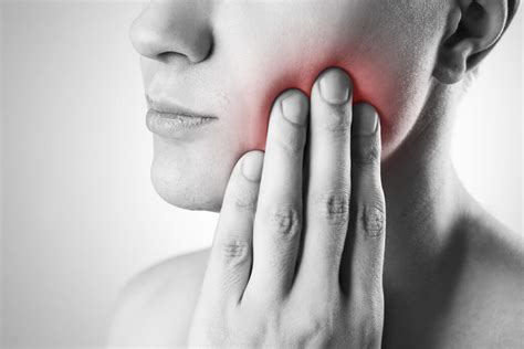 Dolor fuerte en el rostro La neuralgia del trigémino puede ser la causa