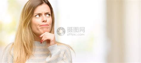 年轻美丽的年轻女士思考仰望着表高清图片下载 正版图片503398162 摄图网