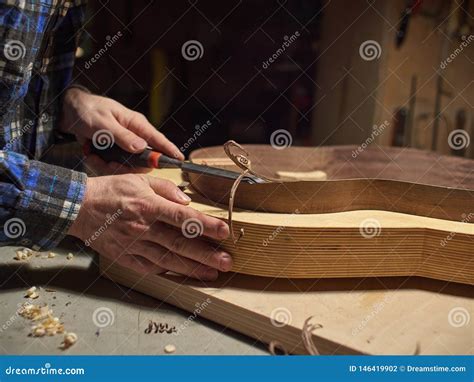 O Processo De Fazer A Guitarra Cl Ssica Foto De Stock Imagem De