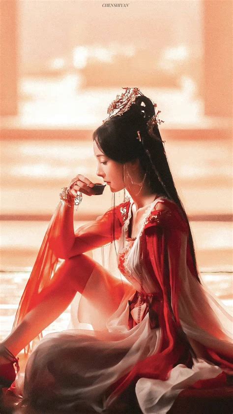 杨幂新剧剧组庆生 与龚俊同框合照画面养眼 搜狐大视野 搜狐新闻
