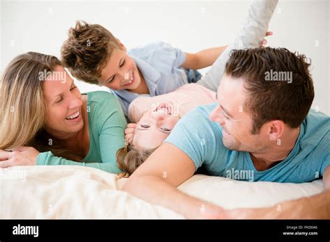 Famille avec deux enfants Banque de photographies et dimages à haute