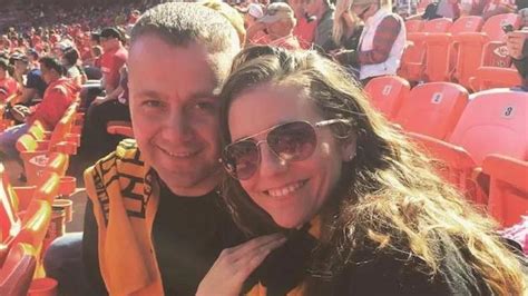 Woman Sees Waitress Slip Her Husband A Note Breaks Into Tears When She