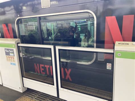 MRK on Twitter 黒い山手線に乗ったらリラックマたちがお出迎えしてくれていた 山手線 Netflix ネットフリックス