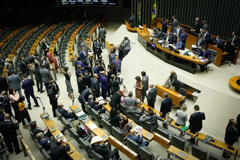 Ao vivo Câmara vota urgência do PL que pune pesquisas eleitorais