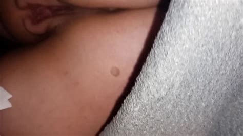 这个婊子在做爱后擦拭她的阴部