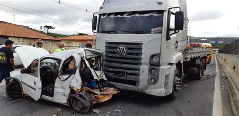 Bebê ferido em acidente entre carros e caminhão está em estado grave na