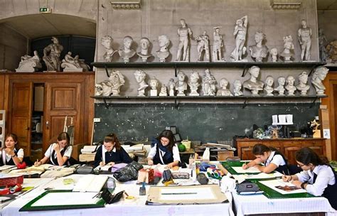 Au lycée de la Légion dhonneur en Seine Saint Denis luniforme