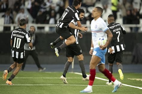 Botafogo está invicto no gramado sintético do Nilton Santos