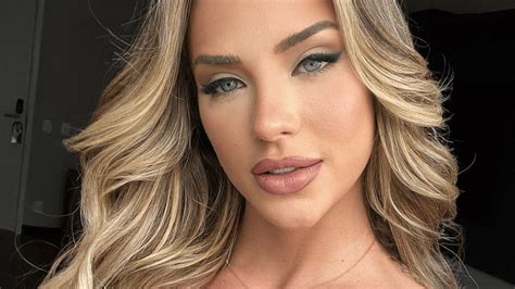 De biquíni Gabi Martins ostenta corpo sarado dançando Perfeita