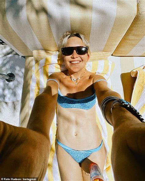 Kate Hudson Exhibe Sus Abdominales Marcados En Un Diminuto Bikini Azul