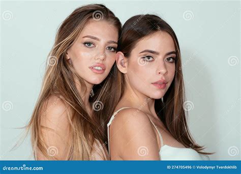 Cara De Mujer De Dos Chicas Sexys Vestidas Retrato De Belleza De