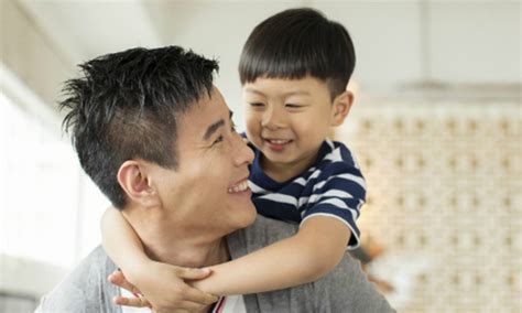 Thấy con giống y đúc gã hàng xóm nhưng kết quả ADN lại cùng huyết thống