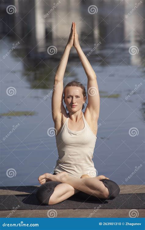 Junge Nackte Frau Praktiziert Yoga Am Strand Stockfoto Bild Von