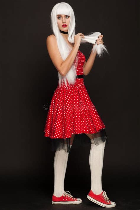 Retrato Del Awoman En Una Peluca Blanca Un Vestido Rojo Y Zapatillas
